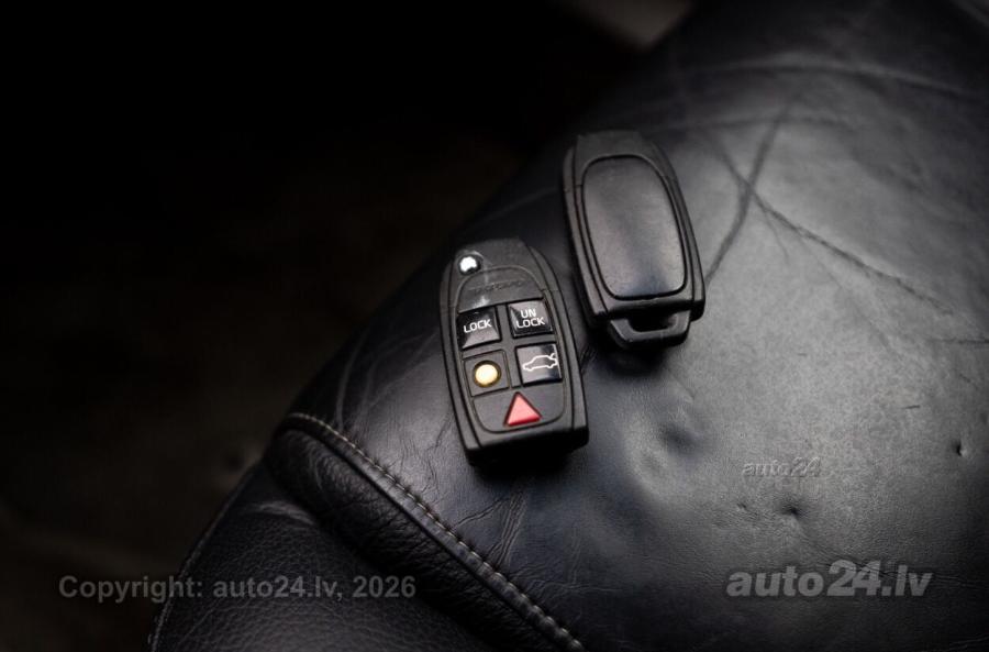 Black Volvo XC90 2005 in Tallinn, with an engine capacity of 2.40 L and mileage of 388 thousand km for 3990 €, photo 22 on AUTOMOTO.COM.LV