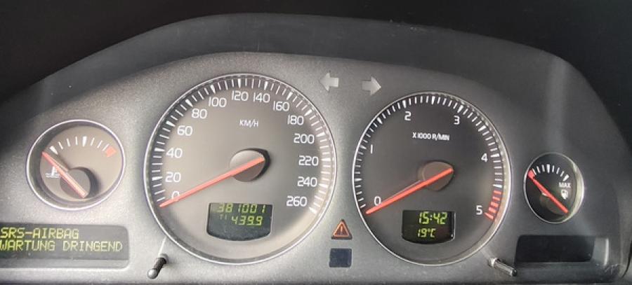 Black Volvo XC90 2005 in Rakvere, with an engine capacity of 0.00 L and mileage of 379 thousand km for 3500 €, photo 5 on AUTOMOTO.COM.LV