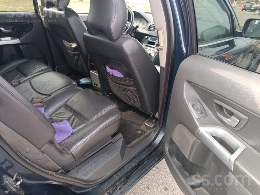 Blue Volvo XC90 2003 in Riga, with an engine capacity of 2.40 L and mileage of 365 thousand km for 3150 €, photo 8 on AUTOMOTO.COM.LV