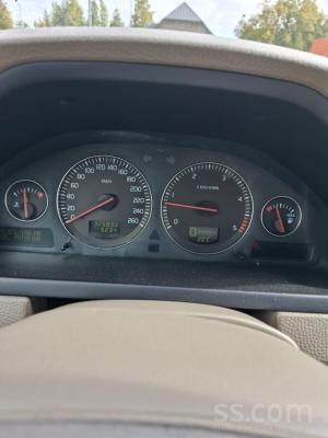 Zils Volvo XC90 2003 Cēsis, ar dzinēja tilpumu 2.40 L un nobraukumu 326 tūkst. km par 3300 €, foto 3 vietnē AUTOMOTO.COM.LV