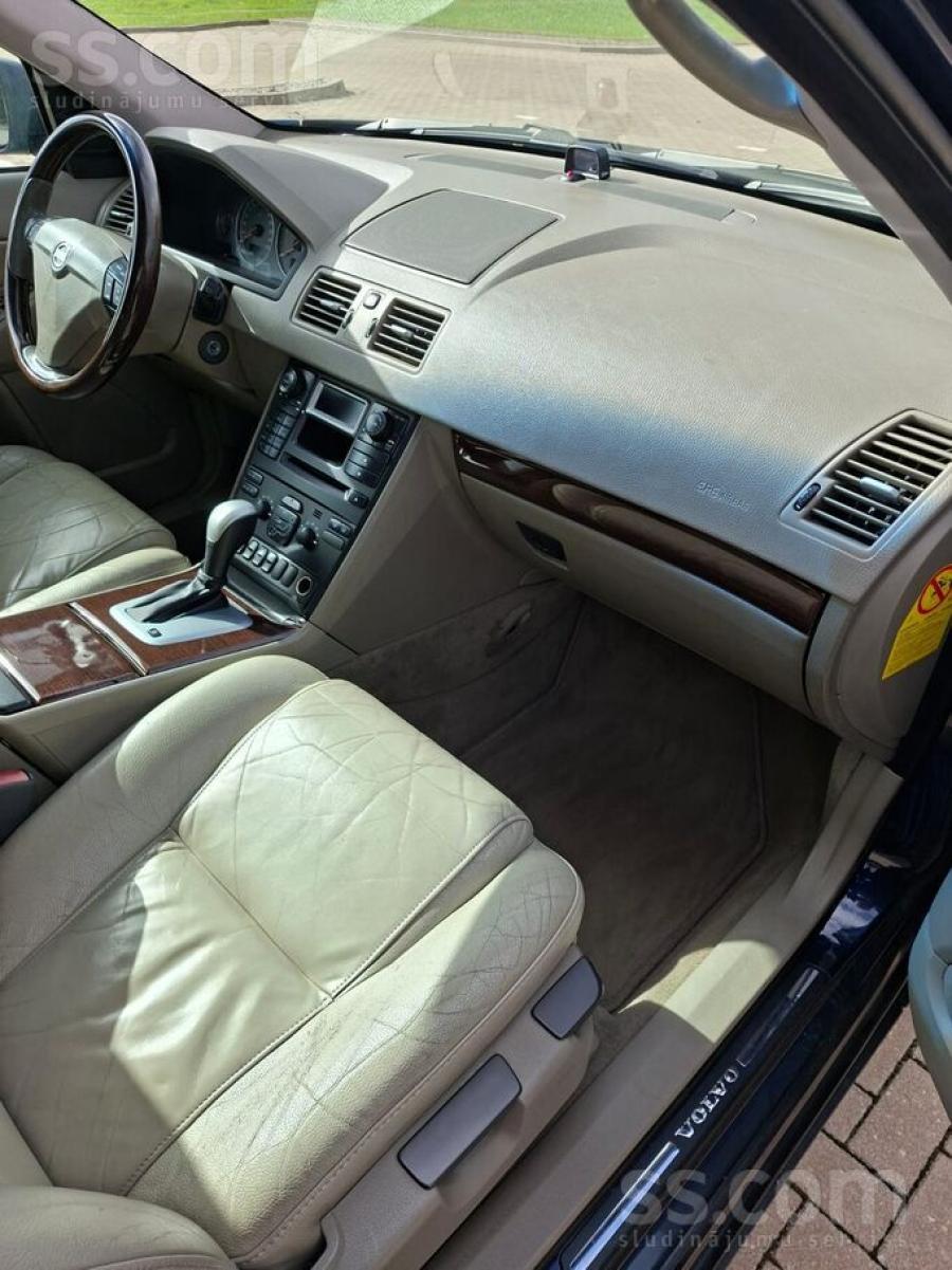 Zils Volvo XC90 2003 Cēsis, ar dzinēja tilpumu 2.40 L un nobraukumu 326 tūkst. km par 3300 €, foto 5 vietnē AUTOMOTO.COM.LV