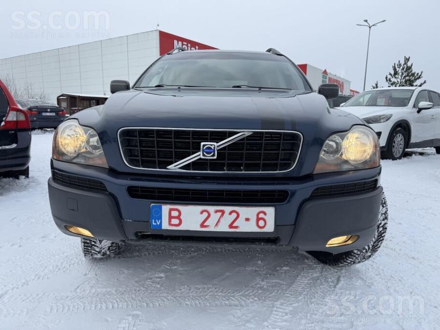 Blue Volvo XC90 2004 in Daugavpils, with an engine capacity of 2.40 L and mileage of 302 thousand km for 4250 €, photo 2 on AUTOMOTO.COM.LV