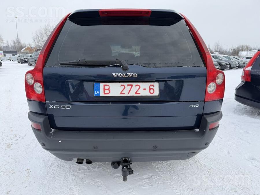 Blue Volvo XC90 2004 in Daugavpils, with an engine capacity of 2.40 L and mileage of 302 thousand km for 4250 €, photo 7 on AUTOMOTO.COM.LV
