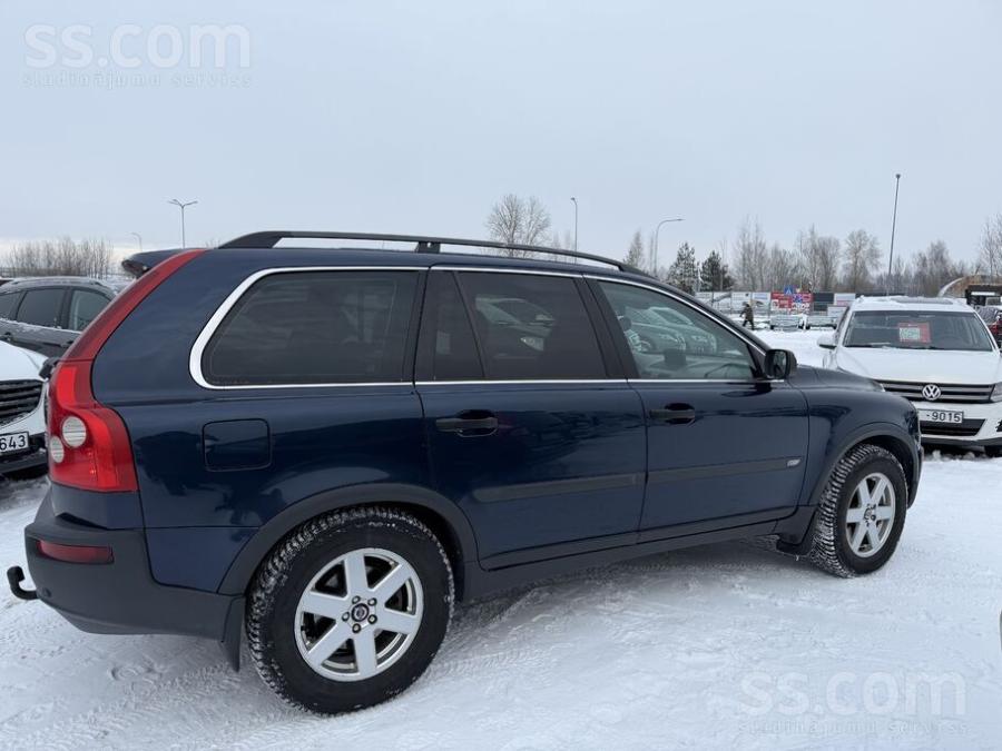 Blue Volvo XC90 2004 in Daugavpils, with an engine capacity of 2.40 L and mileage of 302 thousand km for 4250 €, photo 10 on AUTOMOTO.COM.LV