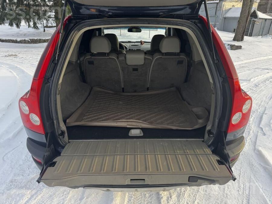 Blue Volvo XC90 2004 in Jurmala, with an engine capacity of 2.40 L and mileage of 298 thousand km for 4000 €, photo 5 on AUTOMOTO.COM.LV