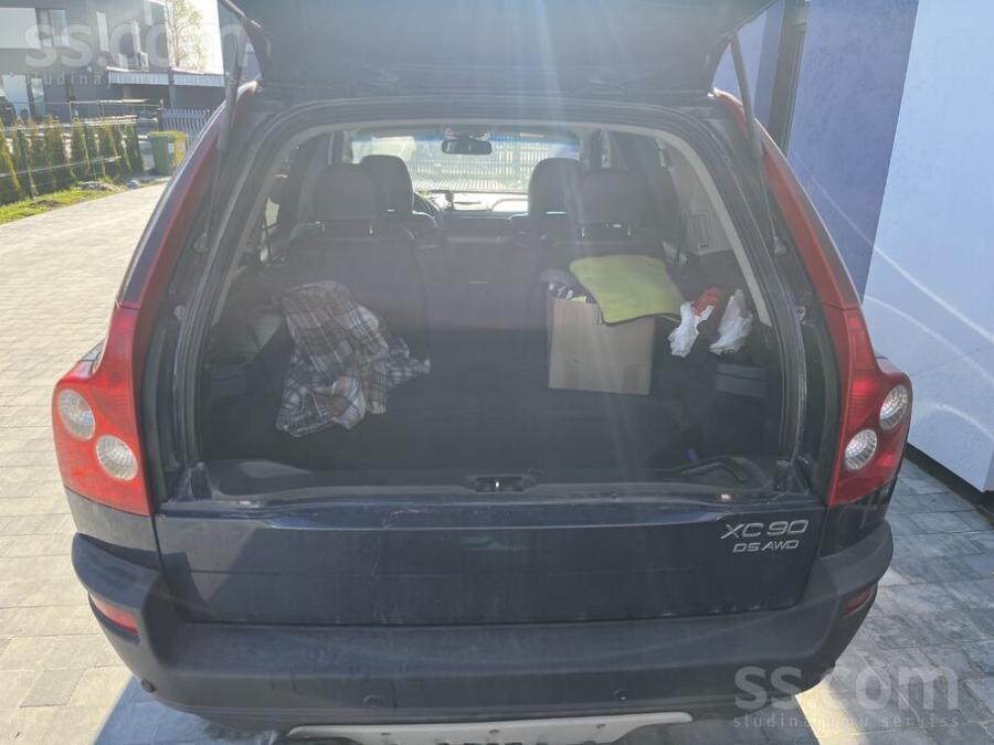 Blue Volvo XC90 2004 in Riga, with an engine capacity of 2.40 L and mileage of 395 thousand km for 2100 €, photo 8 on AUTOMOTO.COM.LV