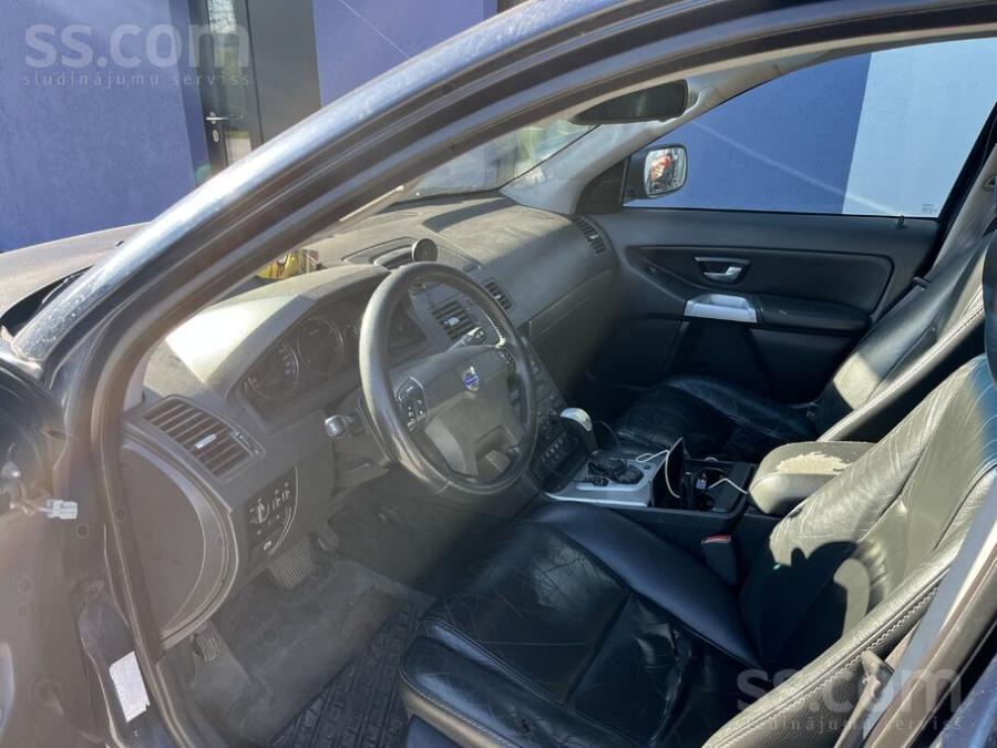 Blue Volvo XC90 2004 in Riga, with an engine capacity of 2.40 L and mileage of 395 thousand km for 2100 €, photo 9 on AUTOMOTO.COM.LV