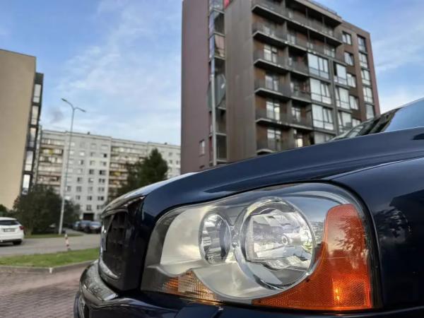 Blue Volvo XC90 2004 in Riga, with an engine capacity of 2.40 L and mileage of 346 thousand km for 3690 €, photo 2 on AUTOMOTO.COM.LV