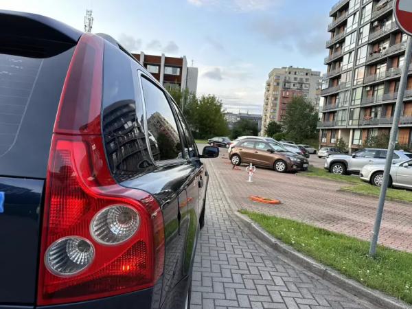Blue Volvo XC90 2004 in Riga, with an engine capacity of 2.40 L and mileage of 346 thousand km for 3690 €, photo 9 on AUTOMOTO.COM.LV