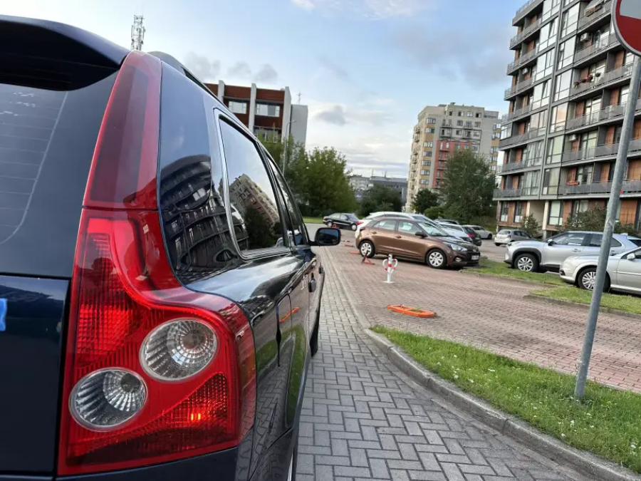 Blue Volvo XC90 2004 in Riga, with an engine capacity of 2.40 L and mileage of 346 thousand km for 3690 €, photo 10 on AUTOMOTO.COM.LV