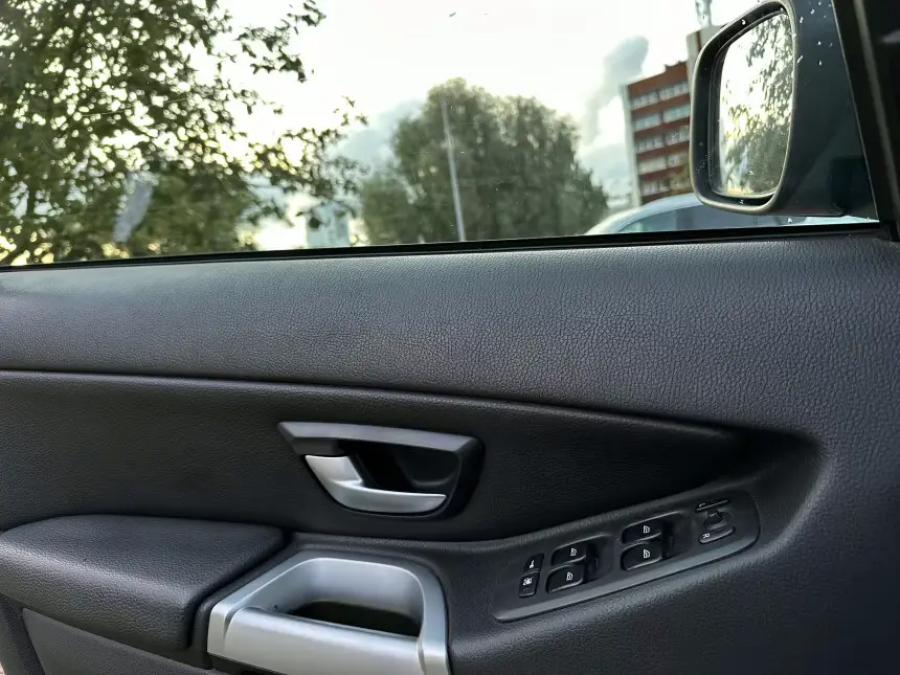 Blue Volvo XC90 2004 in Riga, with an engine capacity of 2.40 L and mileage of 346 thousand km for 3690 €, photo 19 on AUTOMOTO.COM.LV
