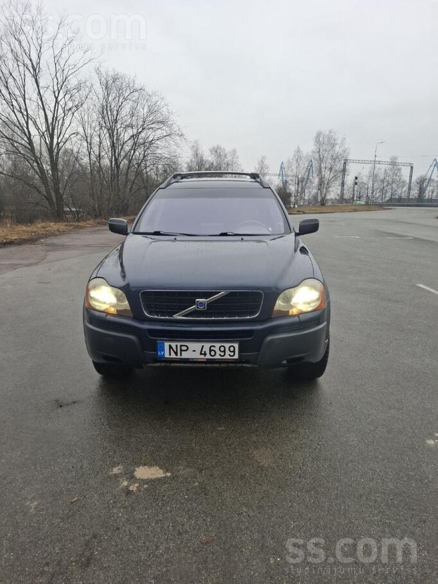 Blue Volvo XC90 2004 in Riga, with an engine capacity of 2.40 L and mileage of 440 thousand km for 3200 €, photo 1 on AUTOMOTO.COM.LV