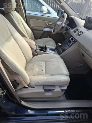Blue Volvo XC90 2004 in Riga, with an engine capacity of 2.40 L and mileage of 440 thousand km for 3200 €, photo 8 on AUTOMOTO.COM.LV