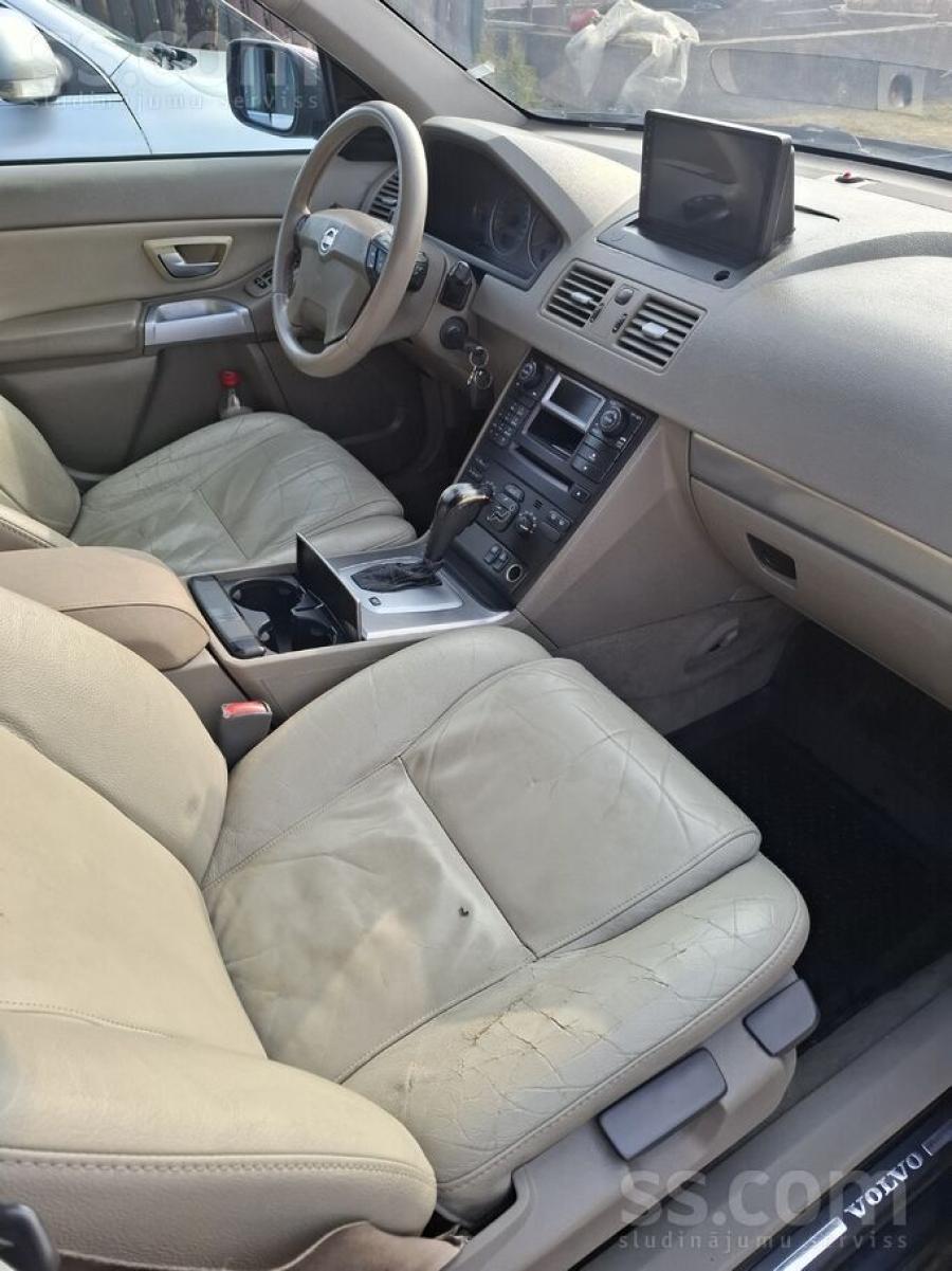 Blue Volvo XC90 2004 in Riga, with an engine capacity of 2.40 L and mileage of 440 thousand km for 3200 €, photo 9 on AUTOMOTO.COM.LV