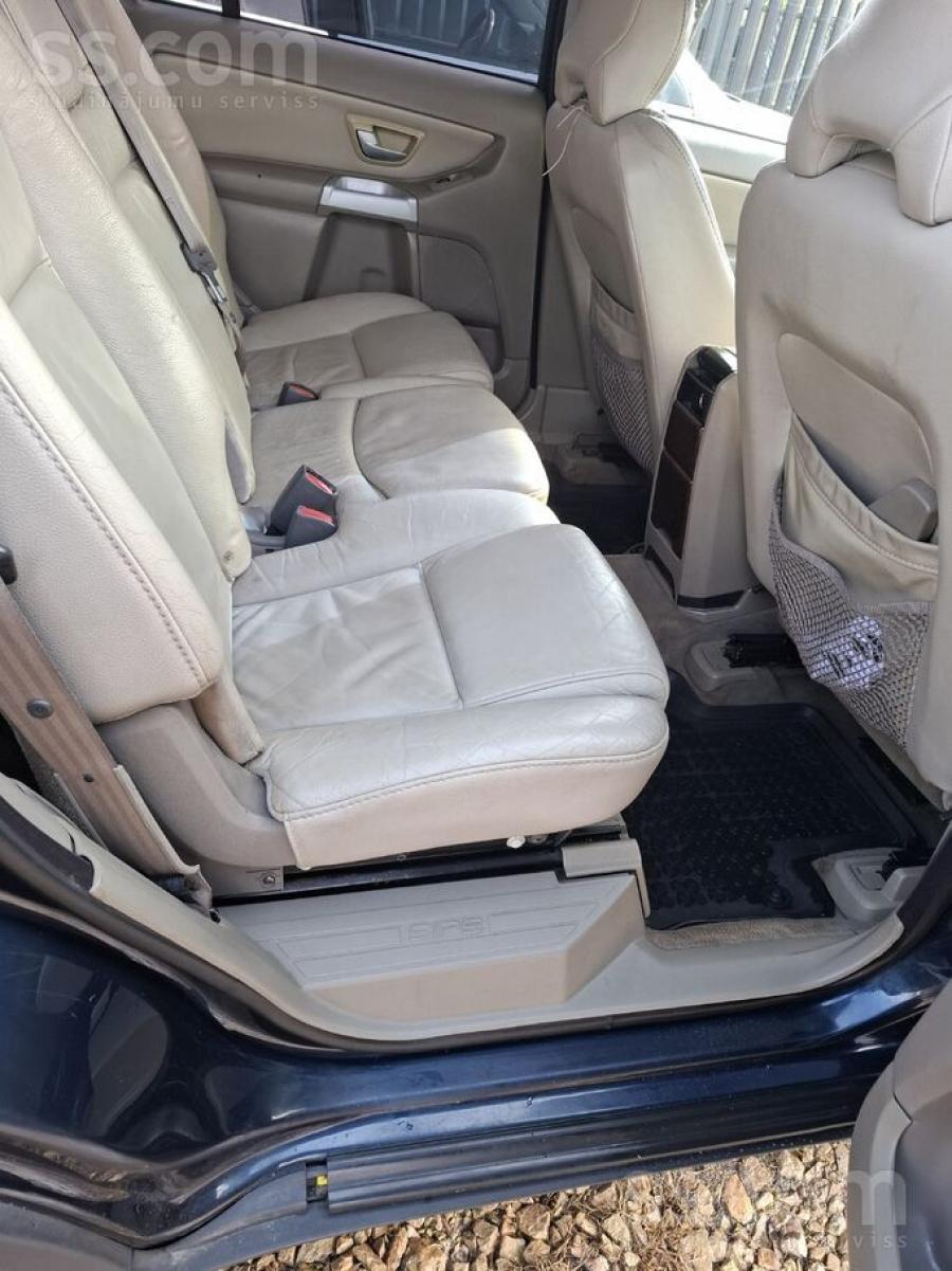 Blue Volvo XC90 2004 in Riga, with an engine capacity of 2.40 L and mileage of 440 thousand km for 3200 €, photo 10 on AUTOMOTO.COM.LV