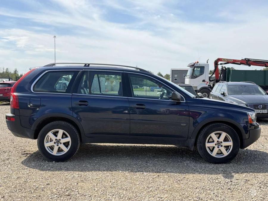 Blue Volvo XC90 2004 in Siauliai, with an engine capacity of 2.40 L and mileage of 239 thousand km for 3000 €, photo 5 on AUTOMOTO.COM.LV