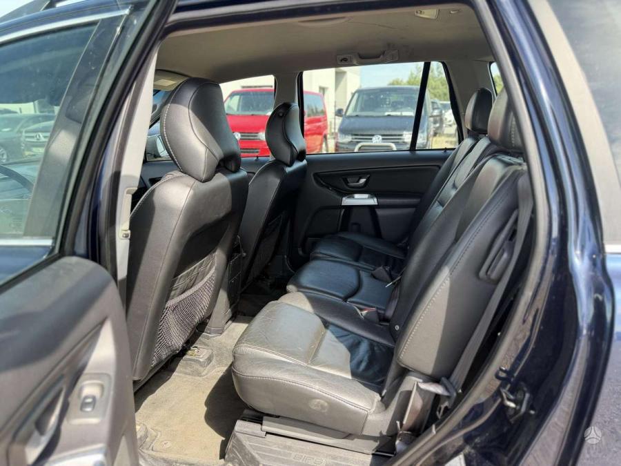Blue Volvo XC90 2004 in Siauliai, with an engine capacity of 2.40 L and mileage of 239 thousand km for 3000 €, photo 12 on AUTOMOTO.COM.LV