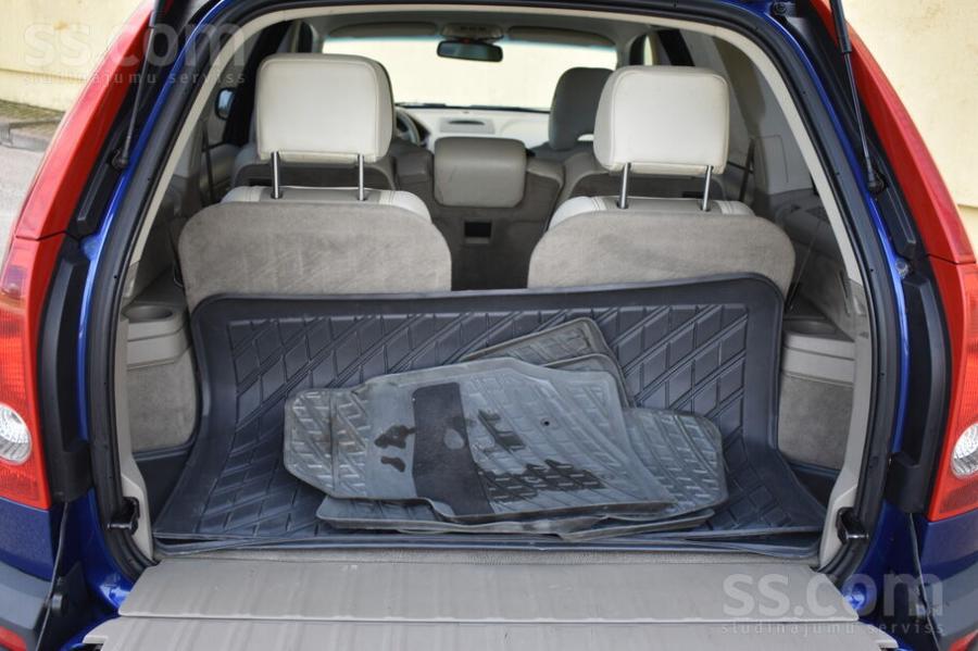 Blue Volvo XC90 2006 in Talsi, with an engine capacity of 2.40 L and mileage of 280 thousand km for 4800 €, photo 11 on AUTOMOTO.COM.LV