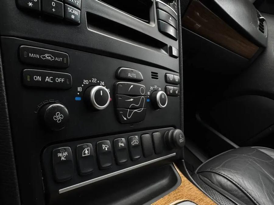 Zils Volvo XC90 2006 Rīga, ar dzinēja tilpumu 2.40 L un nobraukumu 324 tūkst. km par 5690 €, foto 28 vietnē AUTOMOTO.COM.LV