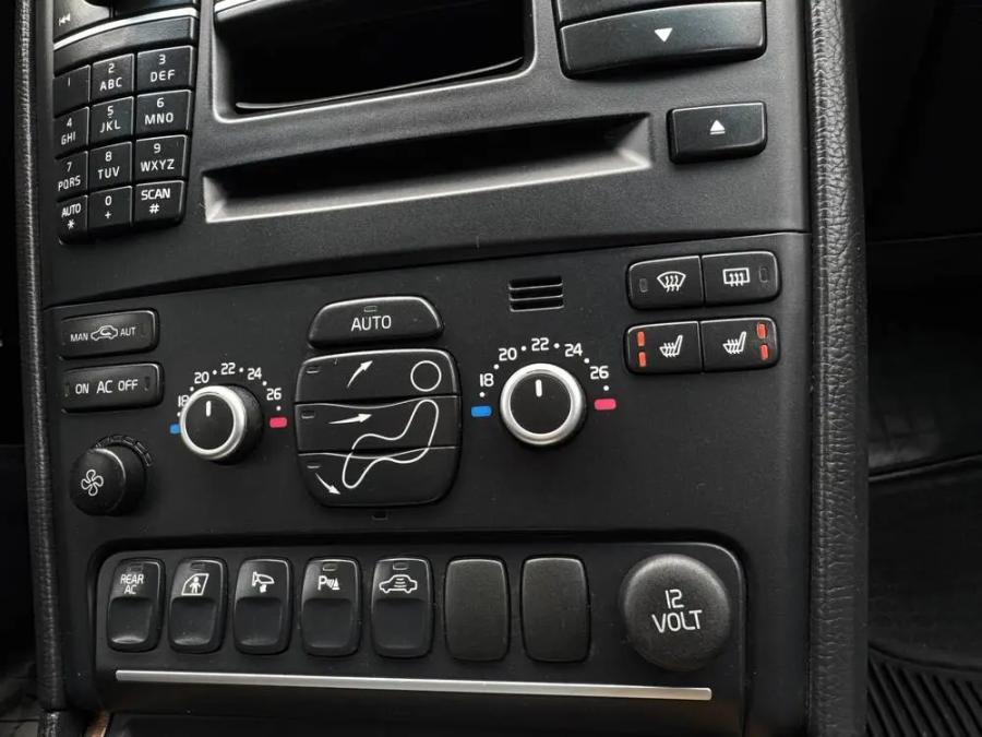 Zils Volvo XC90 2006 Rīga, ar dzinēja tilpumu 2.40 L un nobraukumu 324 tūkst. km par 5690 €, foto 29 vietnē AUTOMOTO.COM.LV