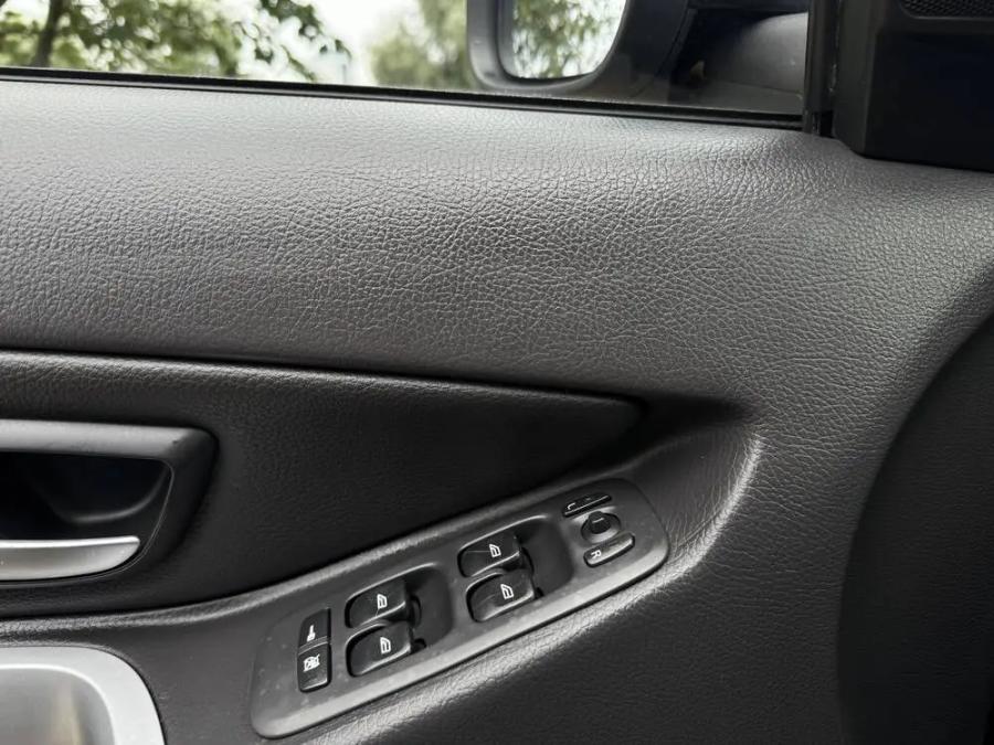 Zils Volvo XC90 2006 Rīga, ar dzinēja tilpumu 2.40 L un nobraukumu 324 tūkst. km par 5690 €, foto 35 vietnē AUTOMOTO.COM.LV