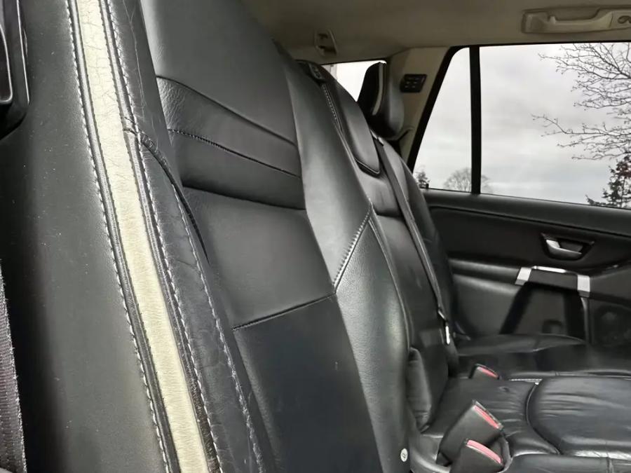 Blue Volvo XC90 2007 in Riga, with an engine capacity of 2.40 L and mileage of 284 thousand km for 5290 €, photo 19 on AUTOMOTO.COM.LV
