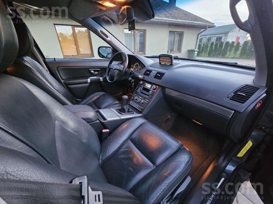 Blue Volvo XC90 2007 in Talsi, with an engine capacity of 2.40 L and mileage of 282 thousand km for 6999 €, photo 17 on AUTOMOTO.COM.LV