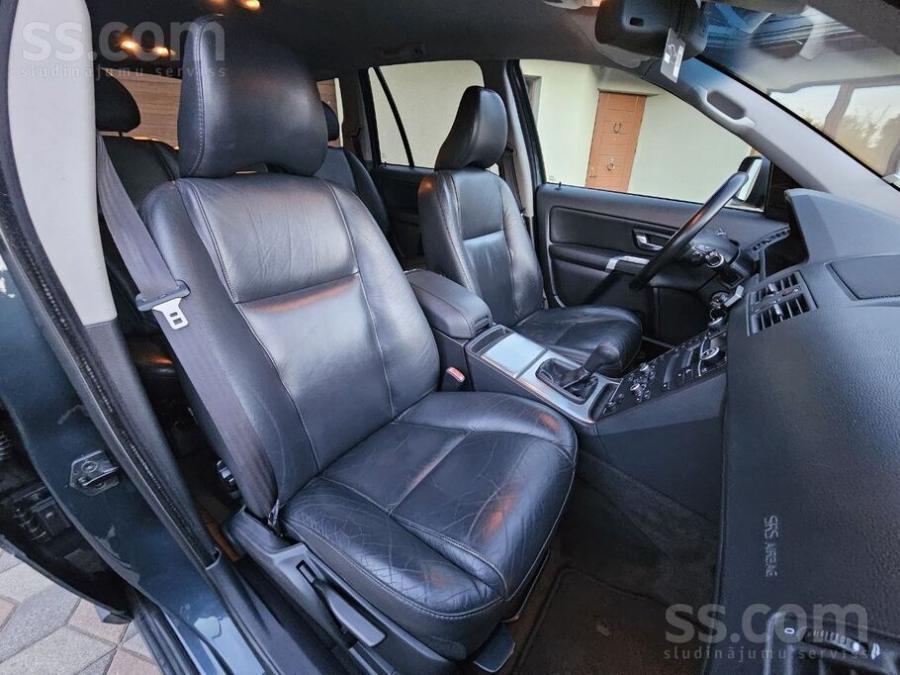 Blue Volvo XC90 2007 in Talsi, with an engine capacity of 2.40 L and mileage of 282 thousand km for 6999 €, photo 18 on AUTOMOTO.COM.LV