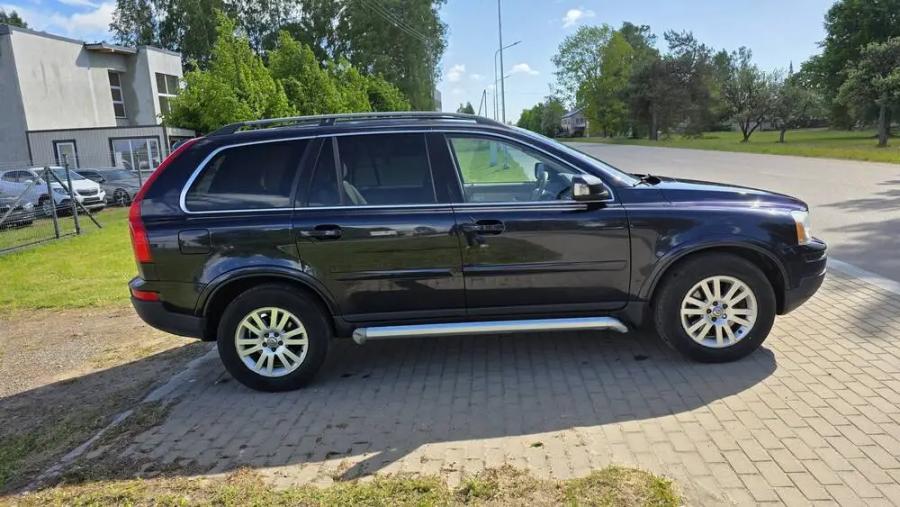 Blue Volvo XC90 2009 in Riga, with an engine capacity of 2.40 L and mileage of 381 thousand km for 5950 €, photo 5 on AUTOMOTO.COM.LV