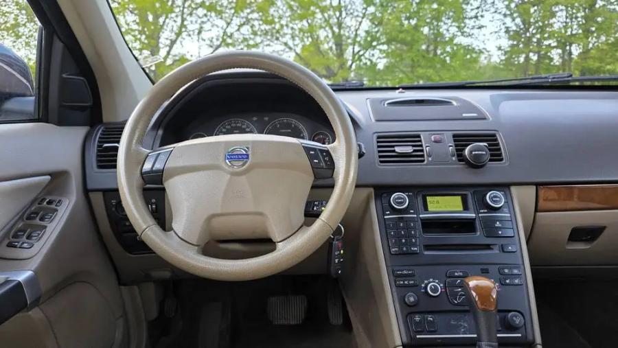 Blue Volvo XC90 2009 in Riga, with an engine capacity of 2.40 L and mileage of 381 thousand km for 5950 €, photo 15 on AUTOMOTO.COM.LV