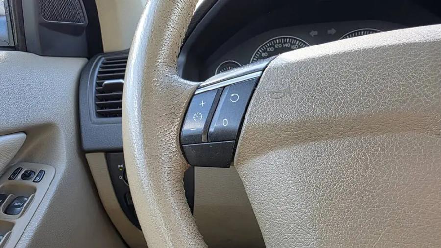 Blue Volvo XC90 2009 in Riga, with an engine capacity of 2.40 L and mileage of 381 thousand km for 5950 €, photo 18 on AUTOMOTO.COM.LV