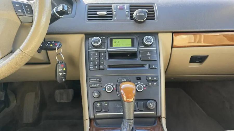 Blue Volvo XC90 2009 in Riga, with an engine capacity of 2.40 L and mileage of 381 thousand km for 5950 €, photo 19 on AUTOMOTO.COM.LV