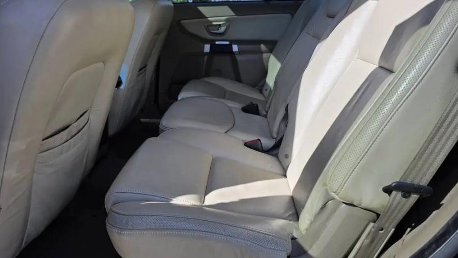 Blue Volvo XC90 2009 in Riga, with an engine capacity of 2.40 L and mileage of 381 thousand km for 5950 €, photo 25 on AUTOMOTO.COM.LV