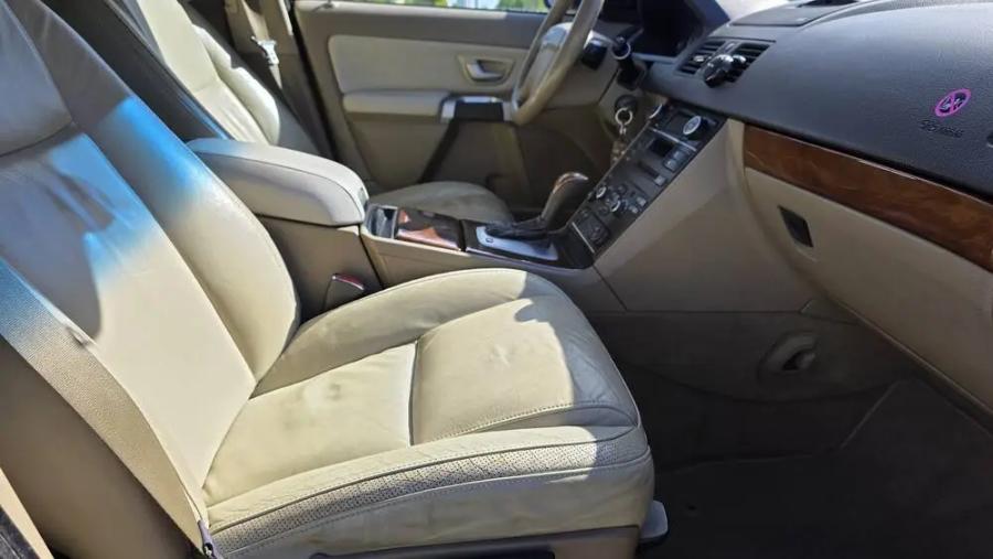 Blue Volvo XC90 2009 in Riga, with an engine capacity of 2.40 L and mileage of 381 thousand km for 5950 €, photo 26 on AUTOMOTO.COM.LV
