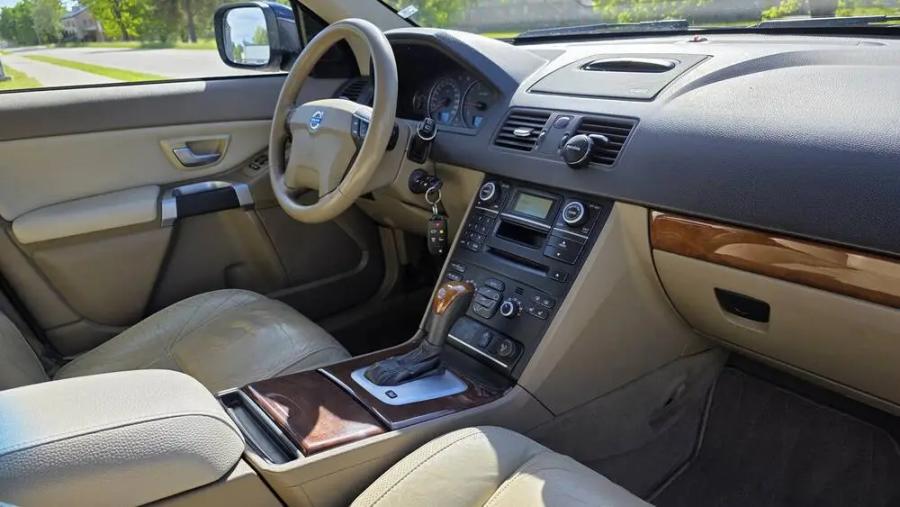 Blue Volvo XC90 2009 in Riga, with an engine capacity of 2.40 L and mileage of 381 thousand km for 5950 €, photo 27 on AUTOMOTO.COM.LV