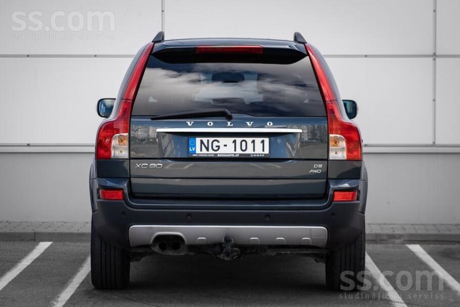 Blue Volvo XC90 2009 in Riga, with an engine capacity of 2.40 L and mileage of 300 thousand km for 5990 €, photo 6 on AUTOMOTO.COM.LV