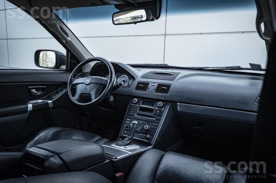 Blue Volvo XC90 2009 in Riga, with an engine capacity of 2.40 L and mileage of 300 thousand km for 5990 €, photo 16 on AUTOMOTO.COM.LV