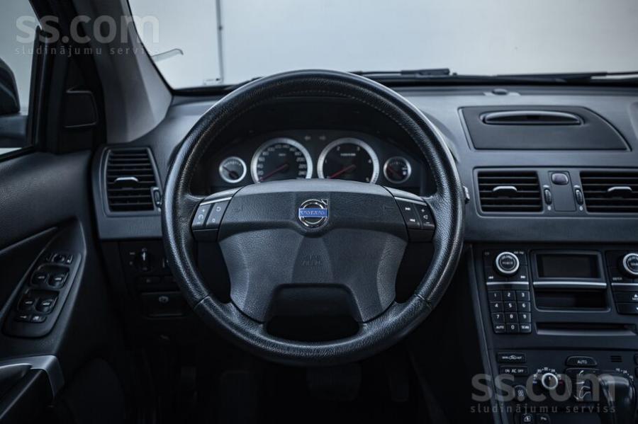 Blue Volvo XC90 2009 in Riga, with an engine capacity of 2.40 L and mileage of 300 thousand km for 5990 €, photo 19 on AUTOMOTO.COM.LV