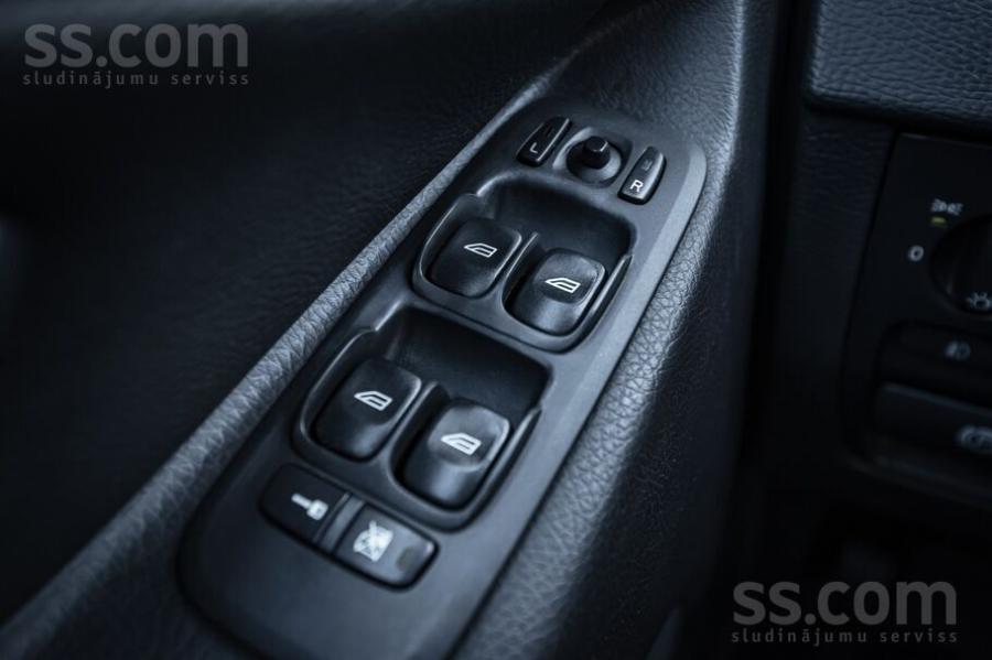 Blue Volvo XC90 2009 in Riga, with an engine capacity of 2.40 L and mileage of 300 thousand km for 5990 €, photo 27 on AUTOMOTO.COM.LV