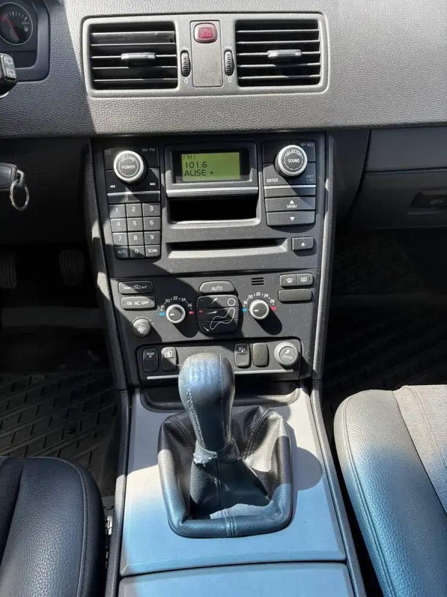 Zils Volvo XC90 2010 Daugavpils, ar dzinēja tilpumu 2.40 L un nobraukumu 238 tūkst. km par 7750 €, foto 12 vietnē AUTOMOTO.COM.LV