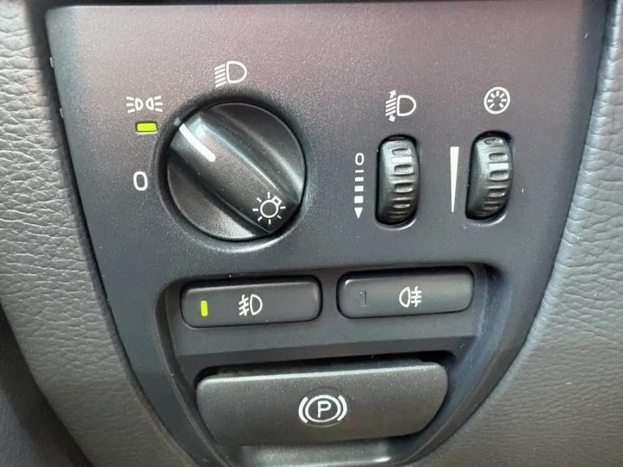 Zils Volvo XC90 2010 Daugavpils, ar dzinēja tilpumu 2.40 L un nobraukumu 238 tūkst. km par 7750 €, foto 16 vietnē AUTOMOTO.COM.LV