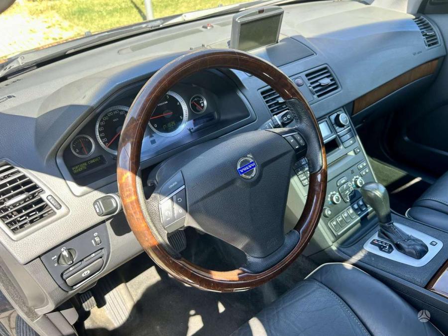 Blue Volvo XC90 2010 in Taurage, with an engine capacity of 2.40 L and mileage of 248 thousand km for 7900 €, photo 14 on AUTOMOTO.COM.LV