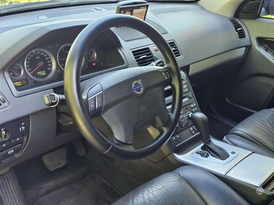 Zils Volvo XC90 2010 Ariogala, ar dzinēja tilpumu 2.40 L un nobraukumu 260 tūkst. km par 9500 €, foto 12 vietnē AUTOMOTO.COM.LV