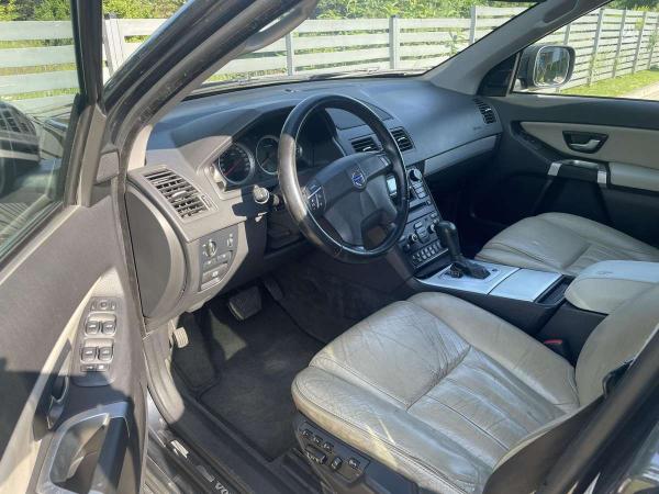 Blue Volvo XC90 2010 in Vilnius, with an engine capacity of 2.40 L and mileage of 400 thousand km for 6200 €, photo 10 on AUTOMOTO.COM.LV