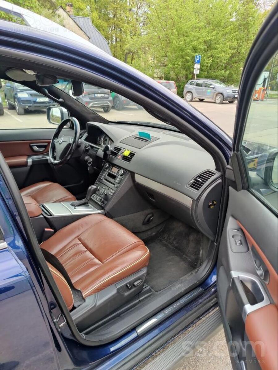 Blue Volvo XC90 2013 in Riga, with an engine capacity of 2.40 L and mileage of 416 thousand km for 10000 €, photo 4 on AUTOMOTO.COM.LV