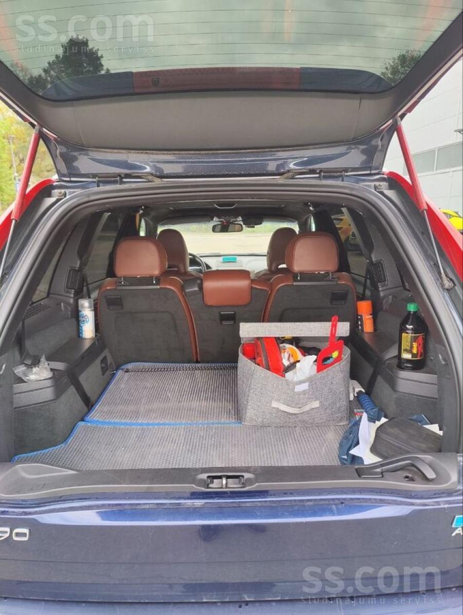 Blue Volvo XC90 2013 in Riga, with an engine capacity of 2.40 L and mileage of 416 thousand km for 10000 €, photo 10 on AUTOMOTO.COM.LV