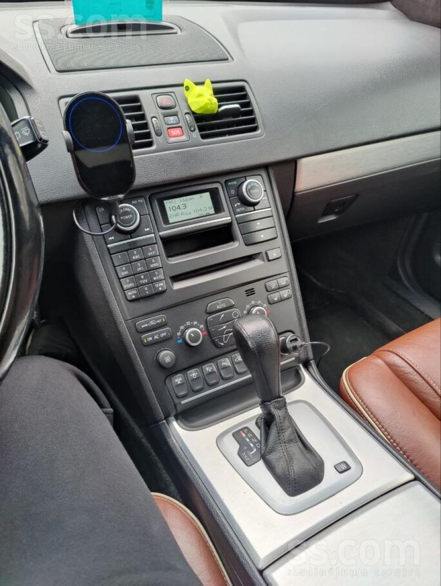 Blue Volvo XC90 2013 in Riga, with an engine capacity of 2.40 L and mileage of 416 thousand km for 10000 €, photo 16 on AUTOMOTO.COM.LV