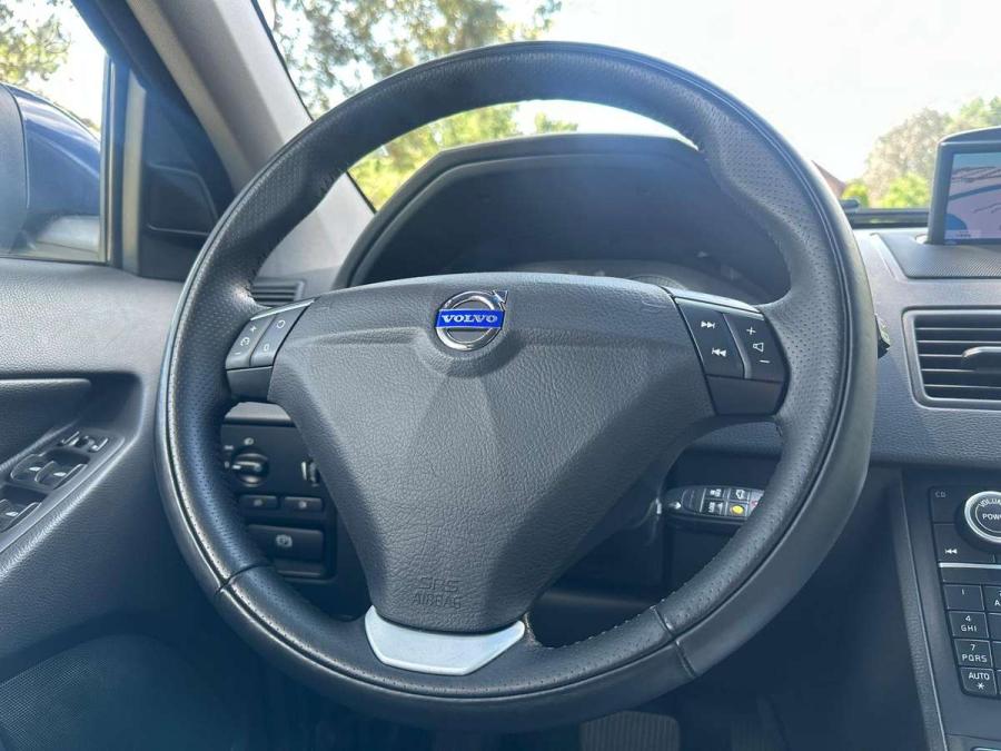 Blue Volvo XC90 2013 in Vilnius, with an engine capacity of 2.40 L and mileage of 242 thousand km for 12100 €, photo 19 on AUTOMOTO.COM.LV