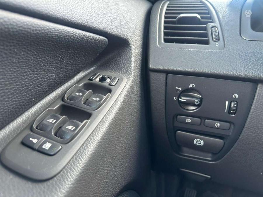 Blue Volvo XC90 2013 in Vilnius, with an engine capacity of 2.40 L and mileage of 242 thousand km for 12100 €, photo 33 on AUTOMOTO.COM.LV