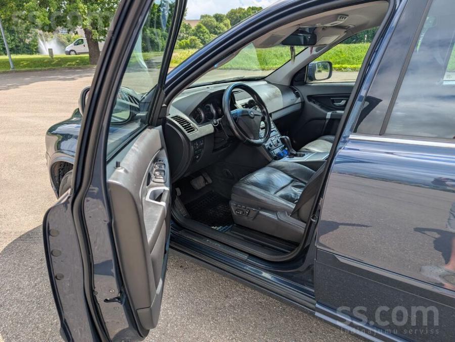 Blue Volvo XC90 2013 in Jekabpils, with an engine capacity of 2.40 L and mileage of 273 thousand km for 11000 €, photo 7 on AUTOMOTO.COM.LV